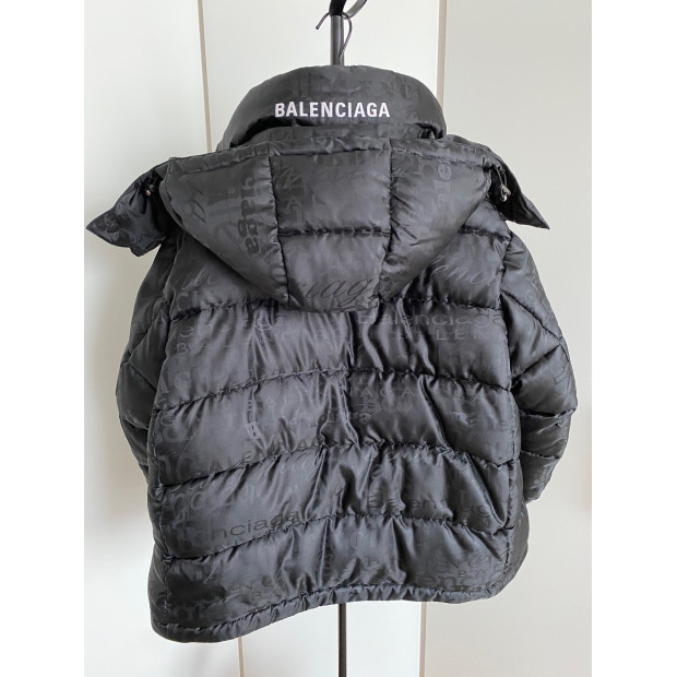 BALENCIAGA Puffer Jacket in Black. Size 38. Very good condition.